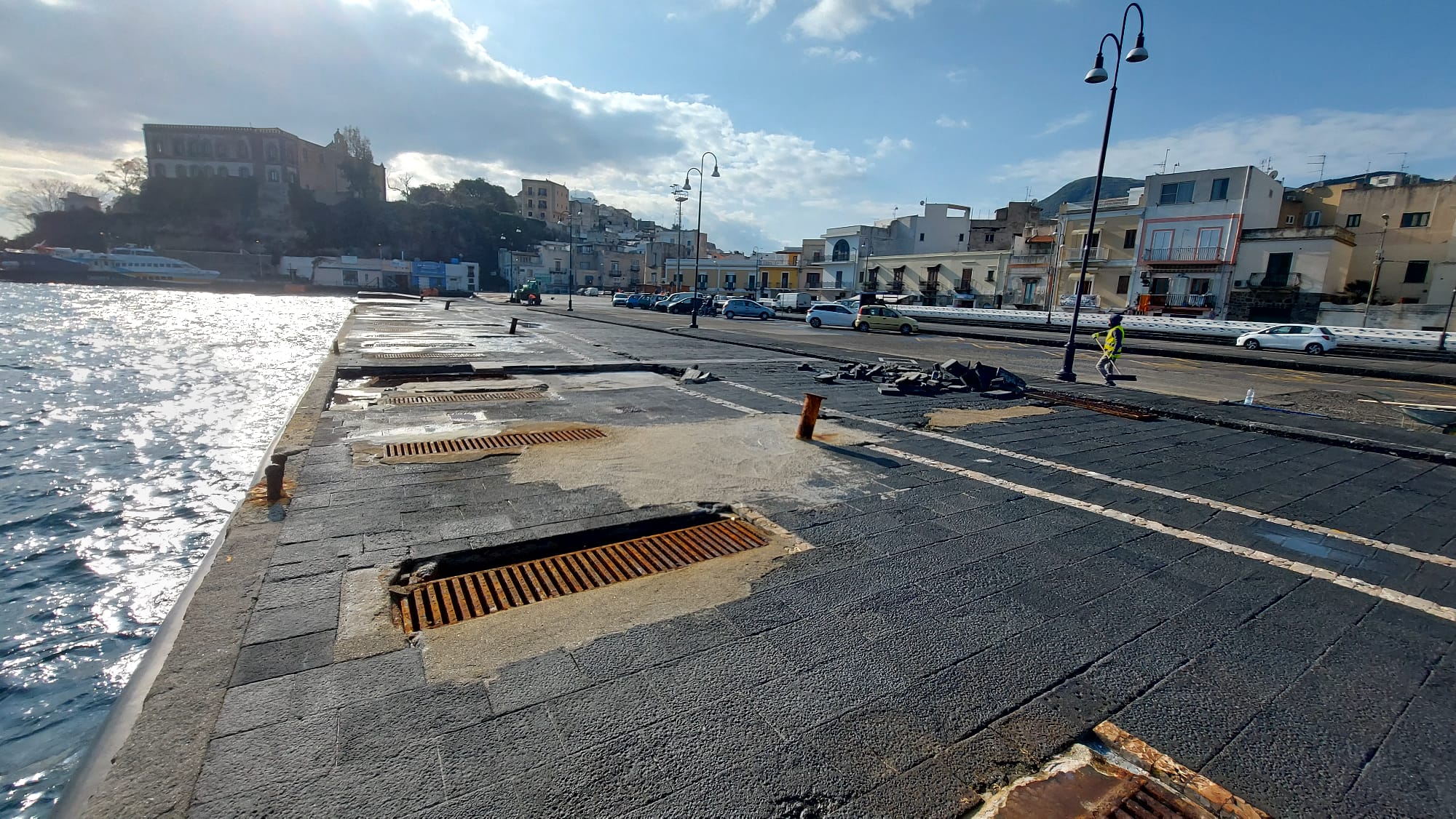 Eolie, il ritorno alla normalità : nave Laurana oggi a Lipari, Panarea ...